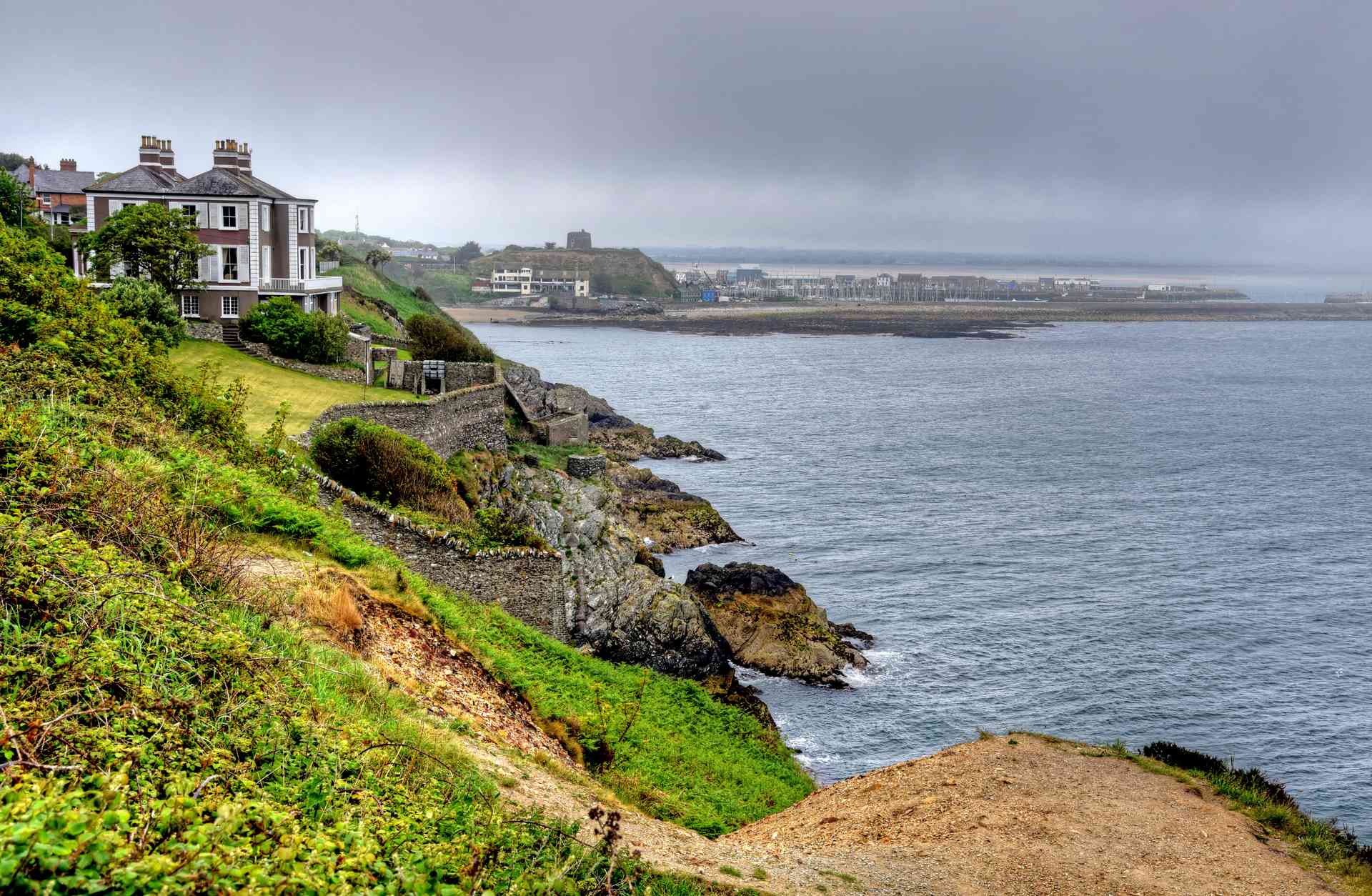 Private Day Trip from Dublin to Howth Cliff and Malahide Castle & Gardens