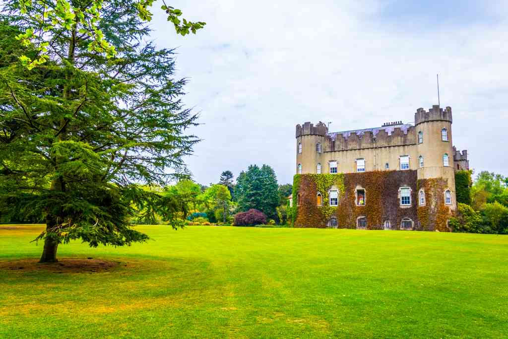 Private Day Trip from Dublin to Howth Cliff and Malahide Castle & Gardens