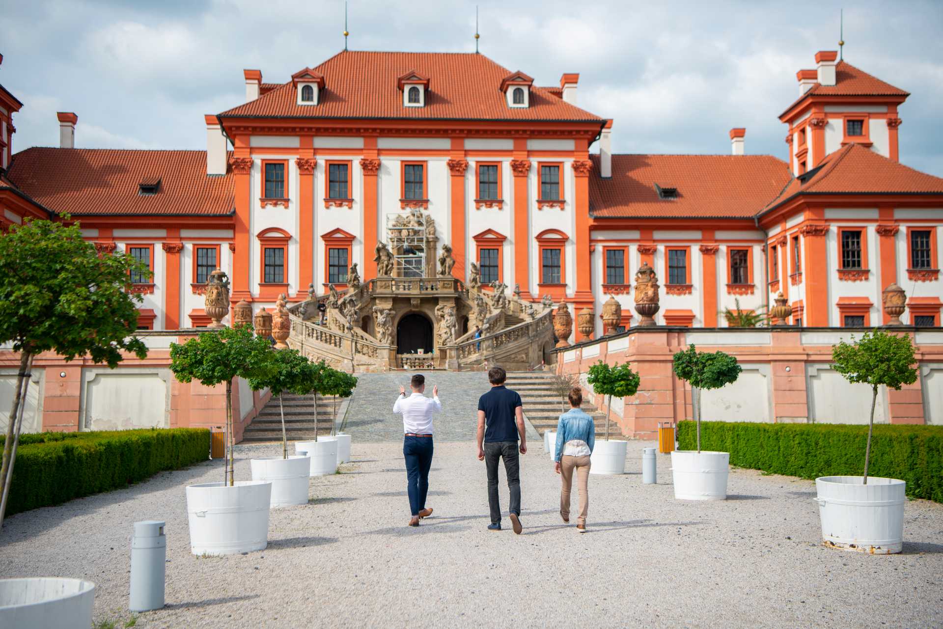 Daytrip: Private Car Transfers with Sightseeing